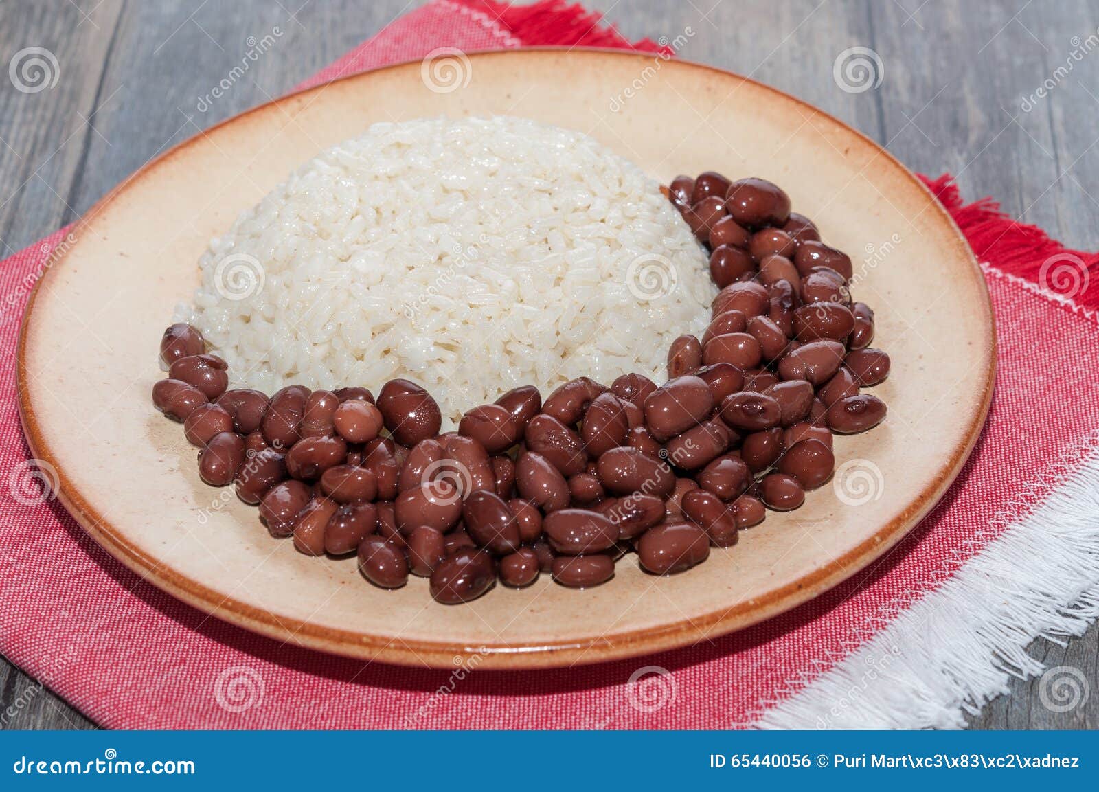Plat De Riz Avec Les Haricots Rouges Photo stock - Image du manger ...