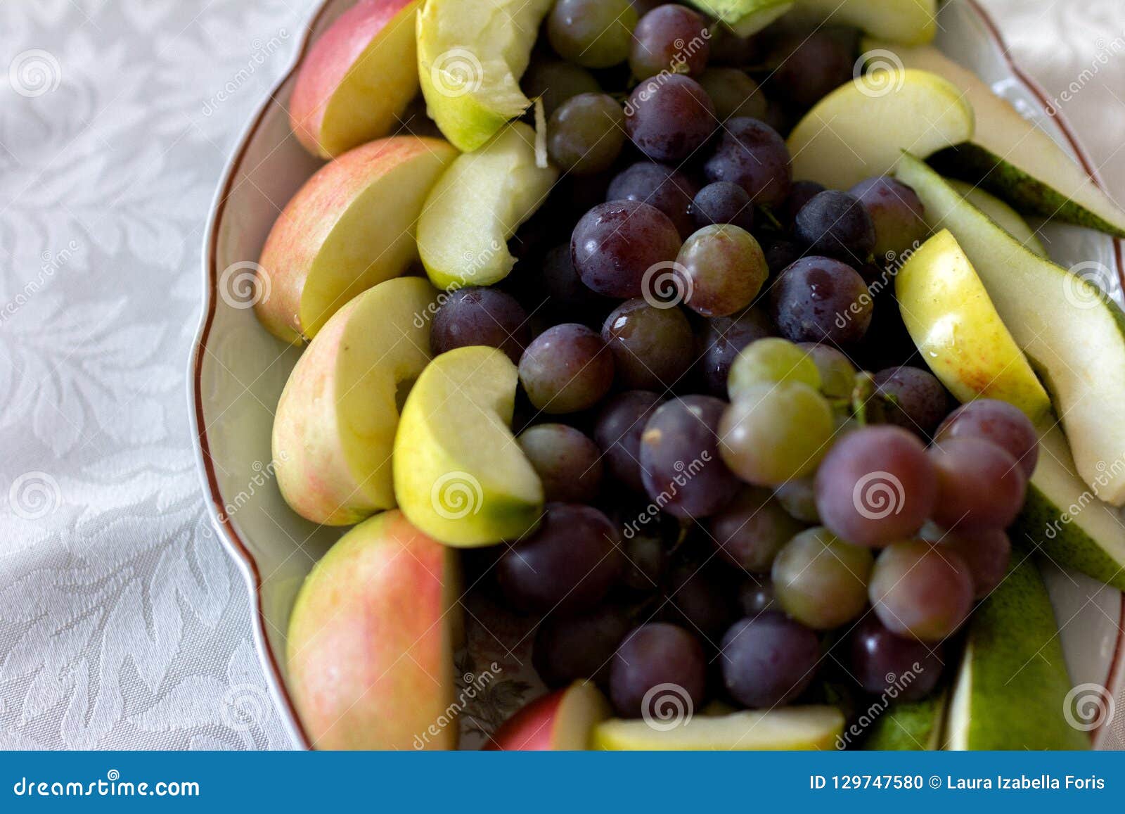 Plat des fruits photo stock. Image du rouge, fond, raisins - 129747580