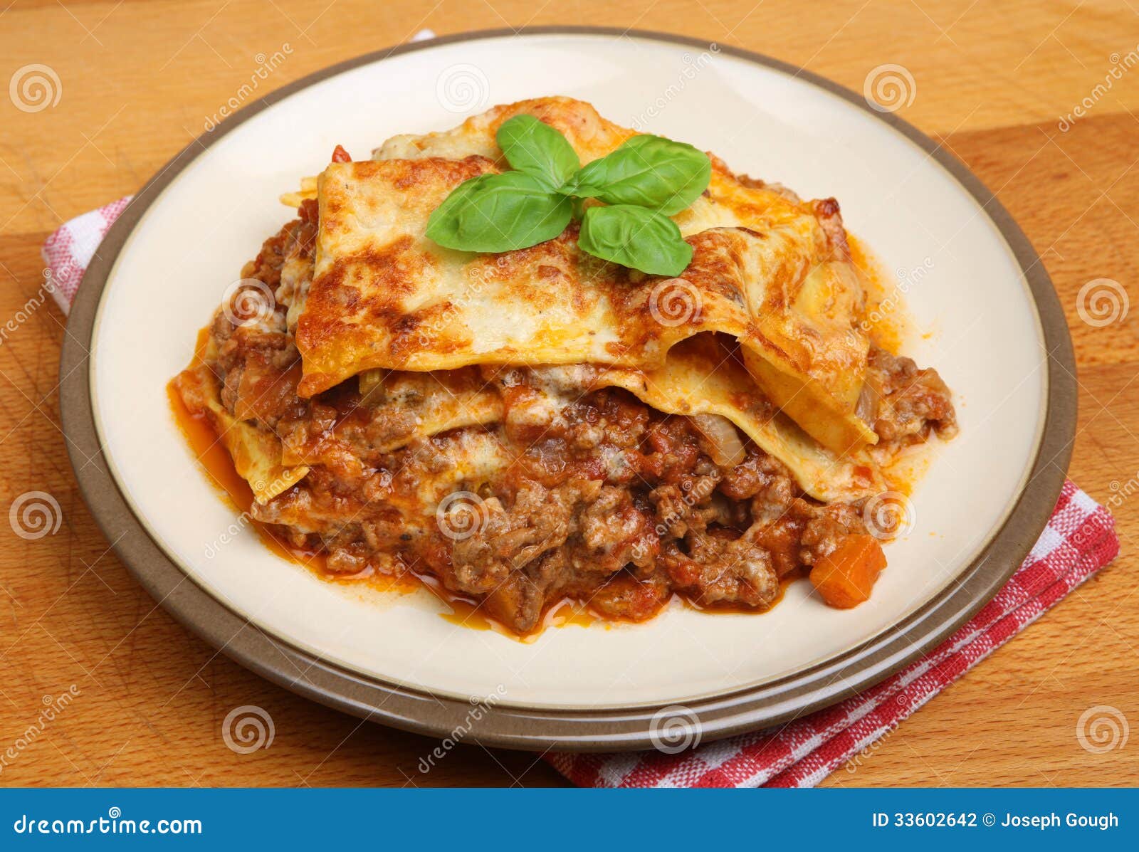 Plat Fait Maison De Lasagne De Boeuf Photo stock - Image du part, cuit ...