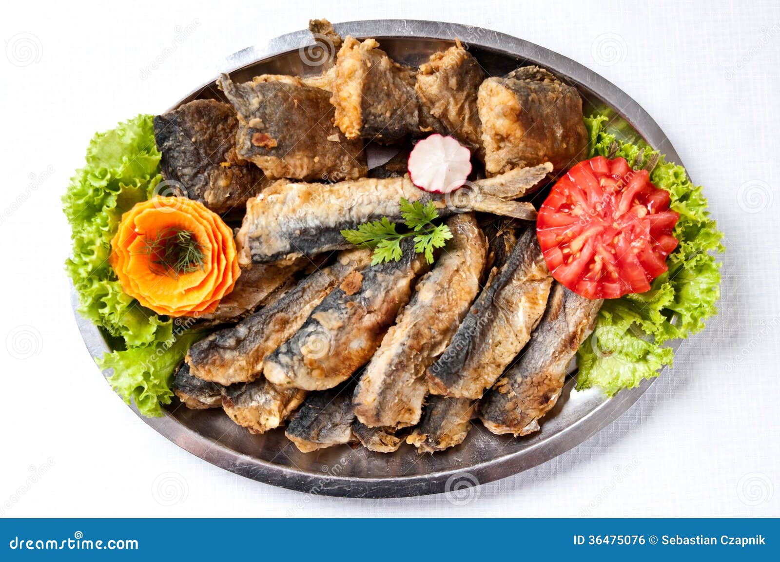 Plat frit d'harengs photo stock. Image du tomate, métal - 36475076