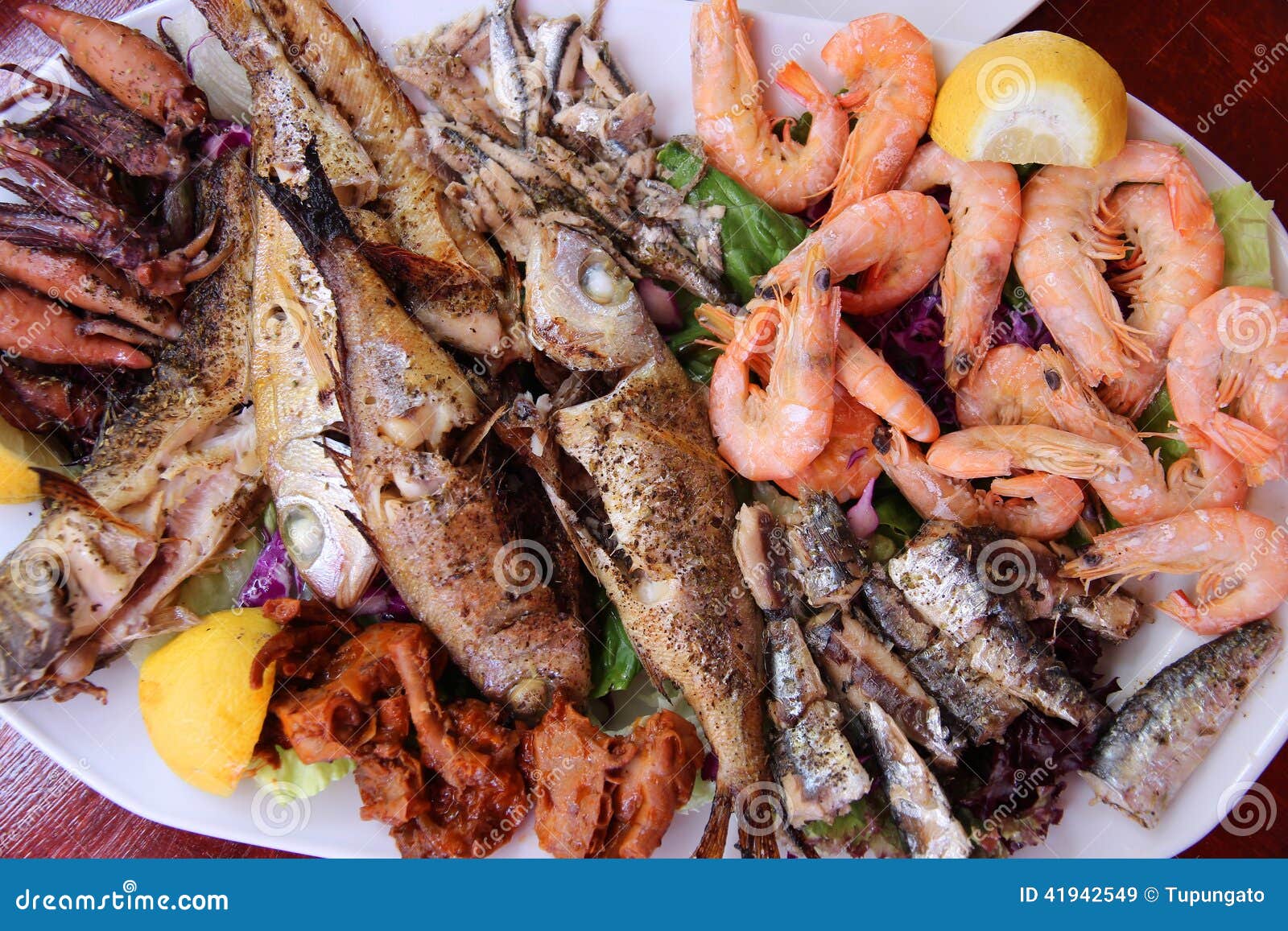 Plat grec de fruits de mer image stock. Image du divers - 41942549