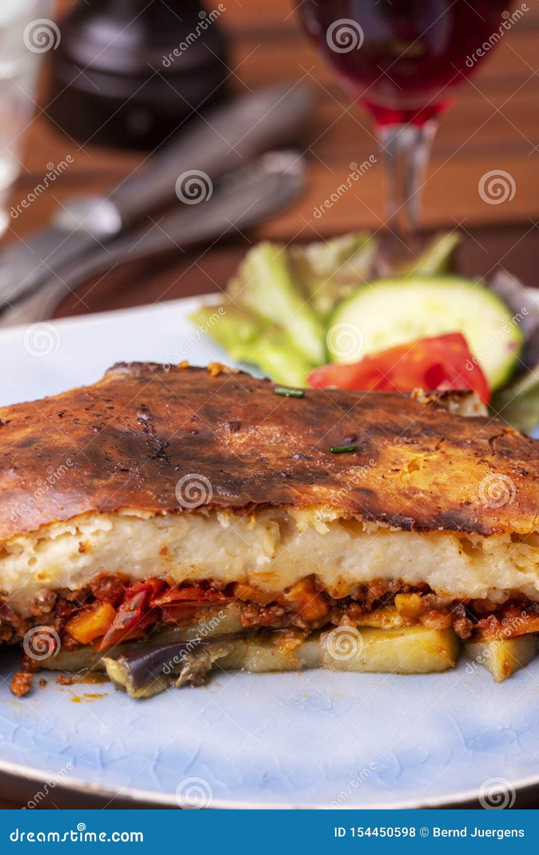 Plat grec de moussaka photo stock. Image du moussaka - 154450598