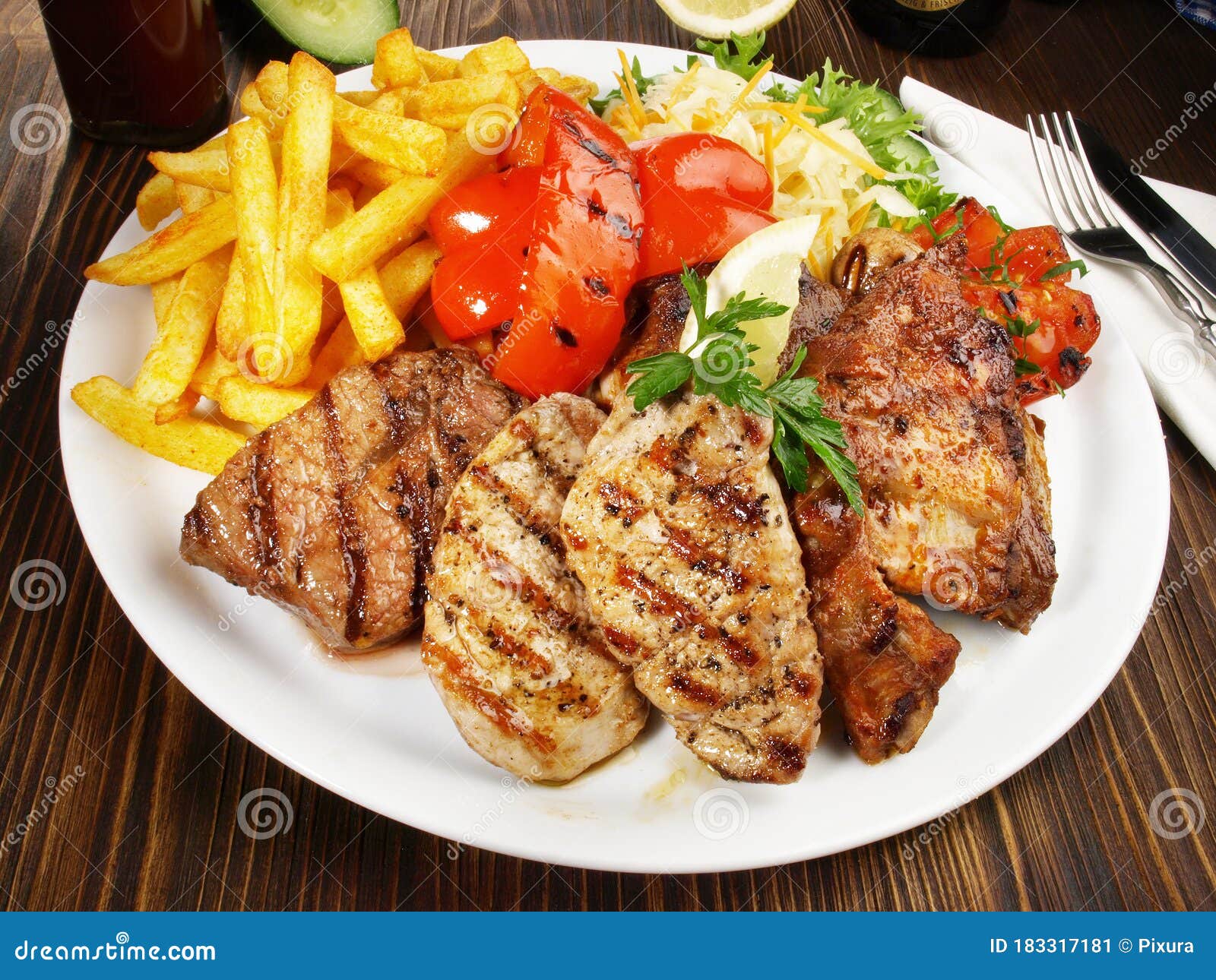 Plat Grec De Viande Avec Des Frites Image stock - Image du grillé ...