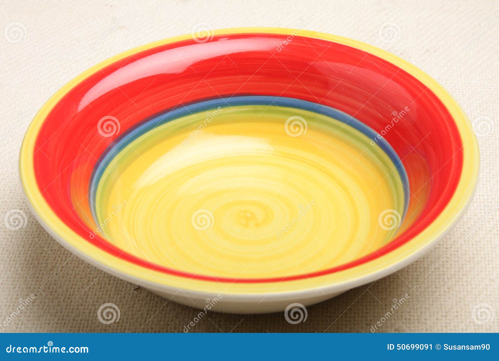 Plat rouge jaune image stock. Image du dîner, plaque - 50699091