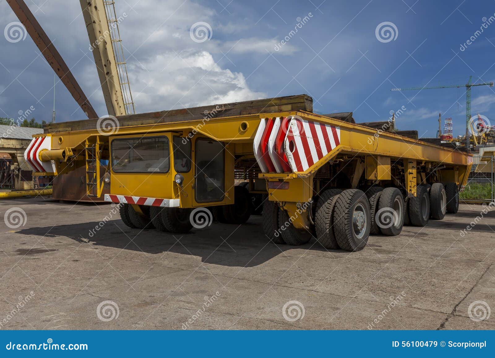 Plataforma Automotora Para Levar Navios Dos Elementos Pesados Imagem de ...