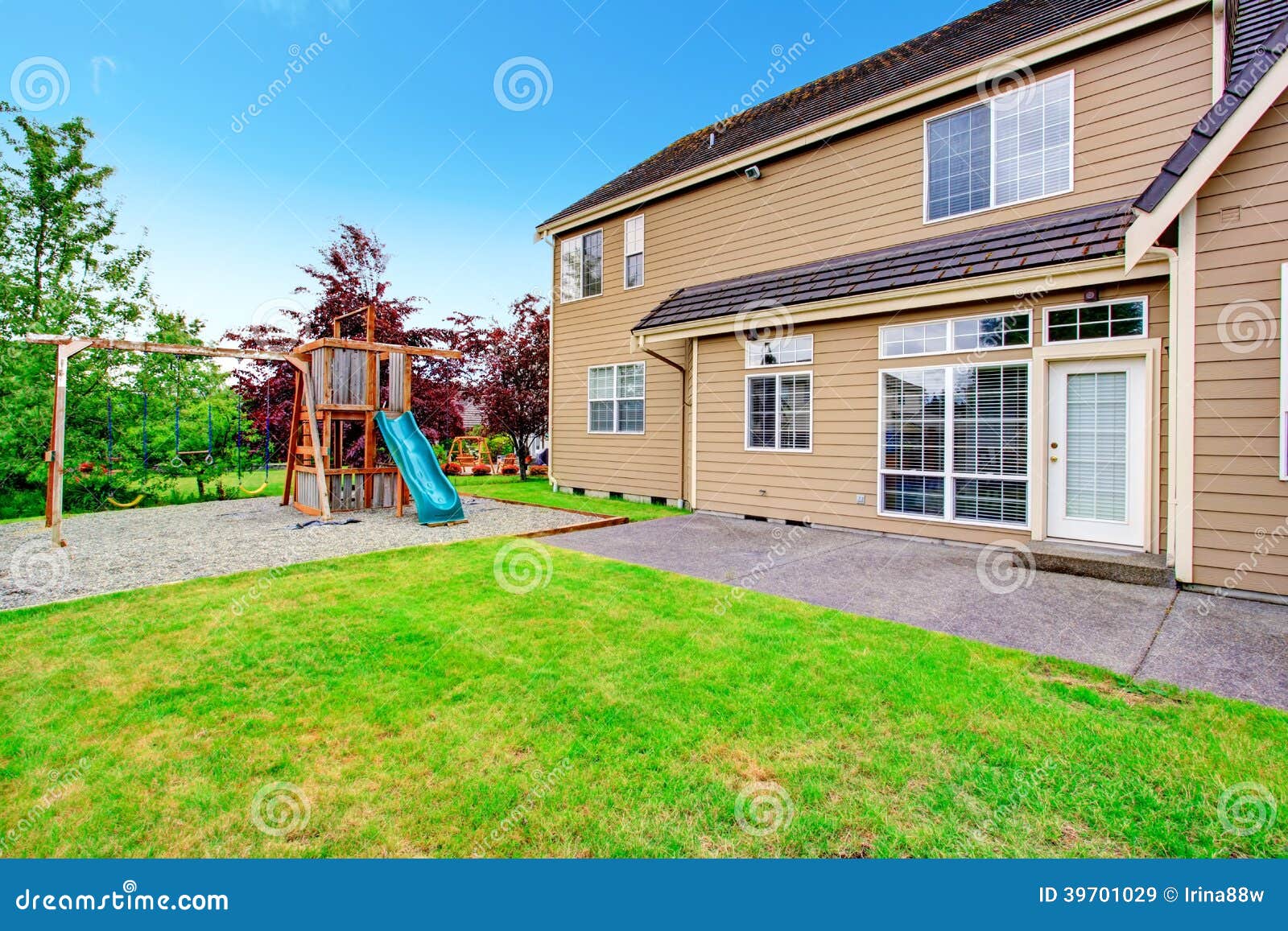 Plataforma Do Quintal. Vista Do Campo De Jogos Imagem de Stock - Imagem ...