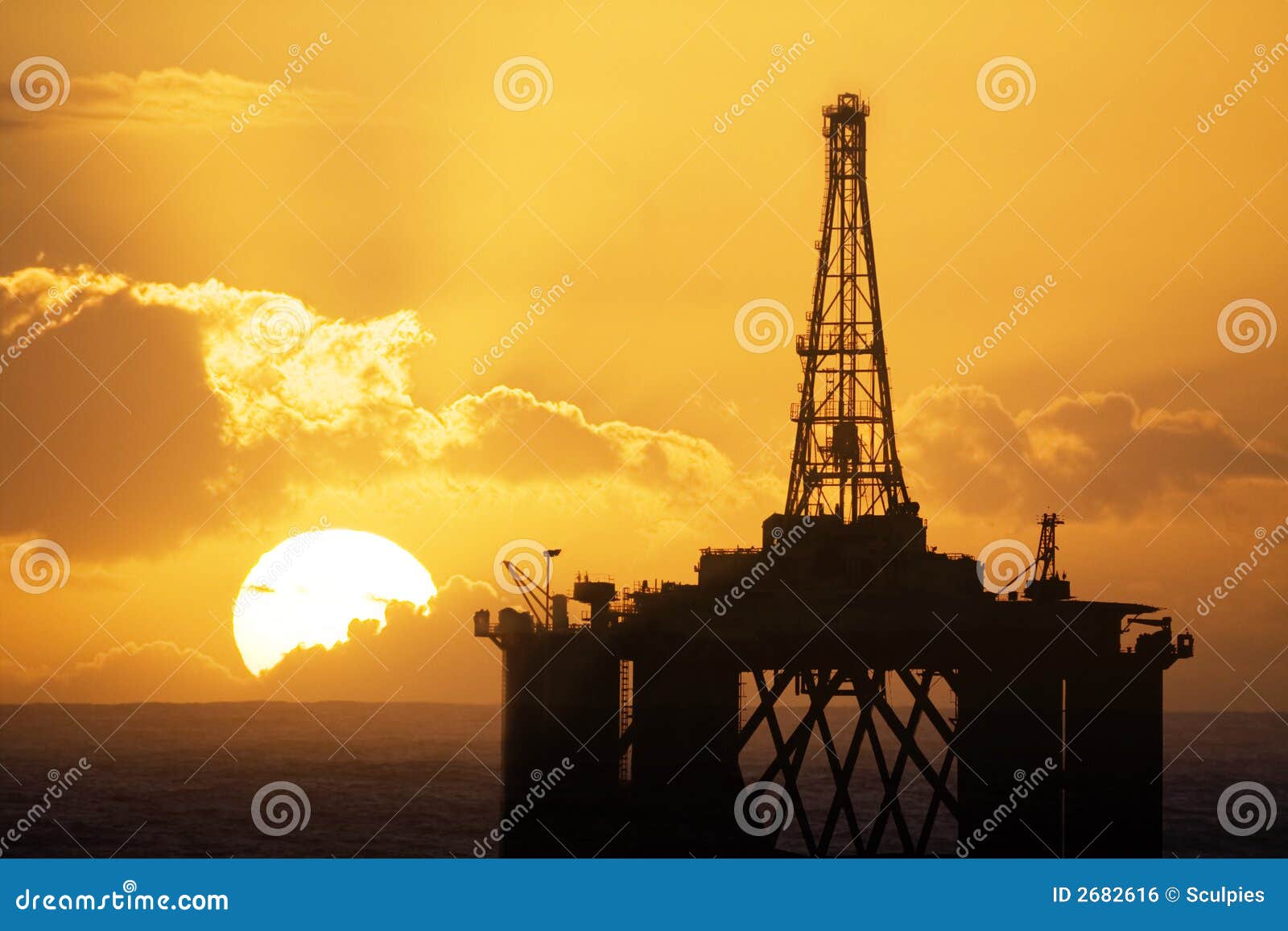 Plataforma petrolífera foto de stock. Imagem de energia - 2682616