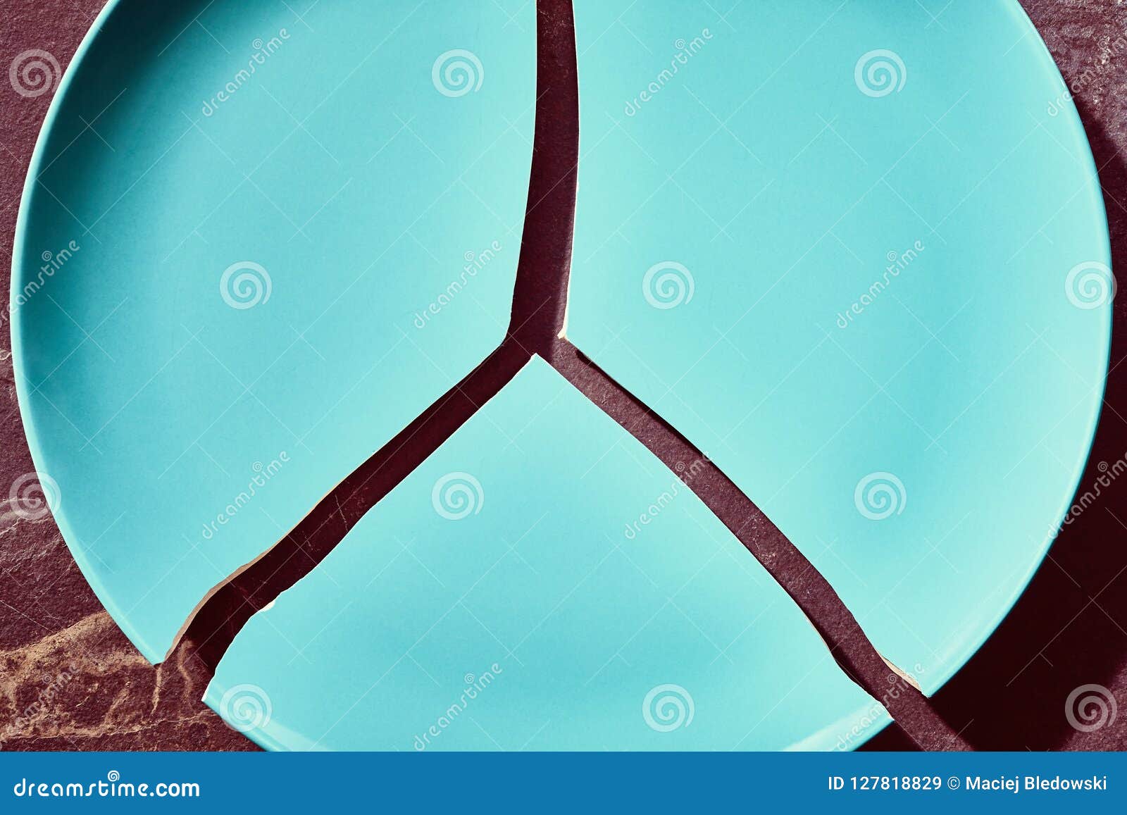 Plate Broken into Three Pieces. Stock Image - Image of circle, empty ...