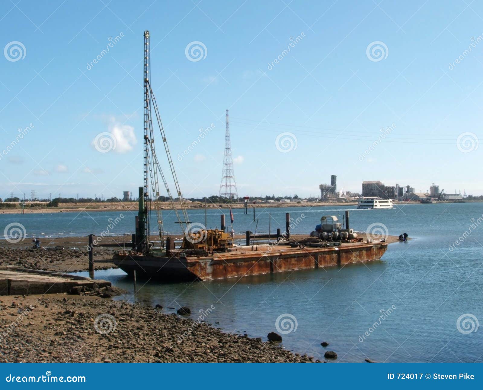 Plate-forme de dragage image stock. Image du approfondissez - 724017