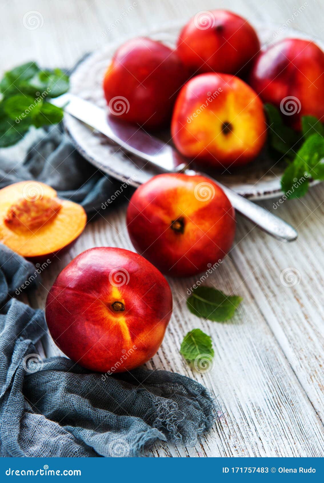 Plate with Fresh Nectarines Stock Image - Image of dessert, leaf: 171757483