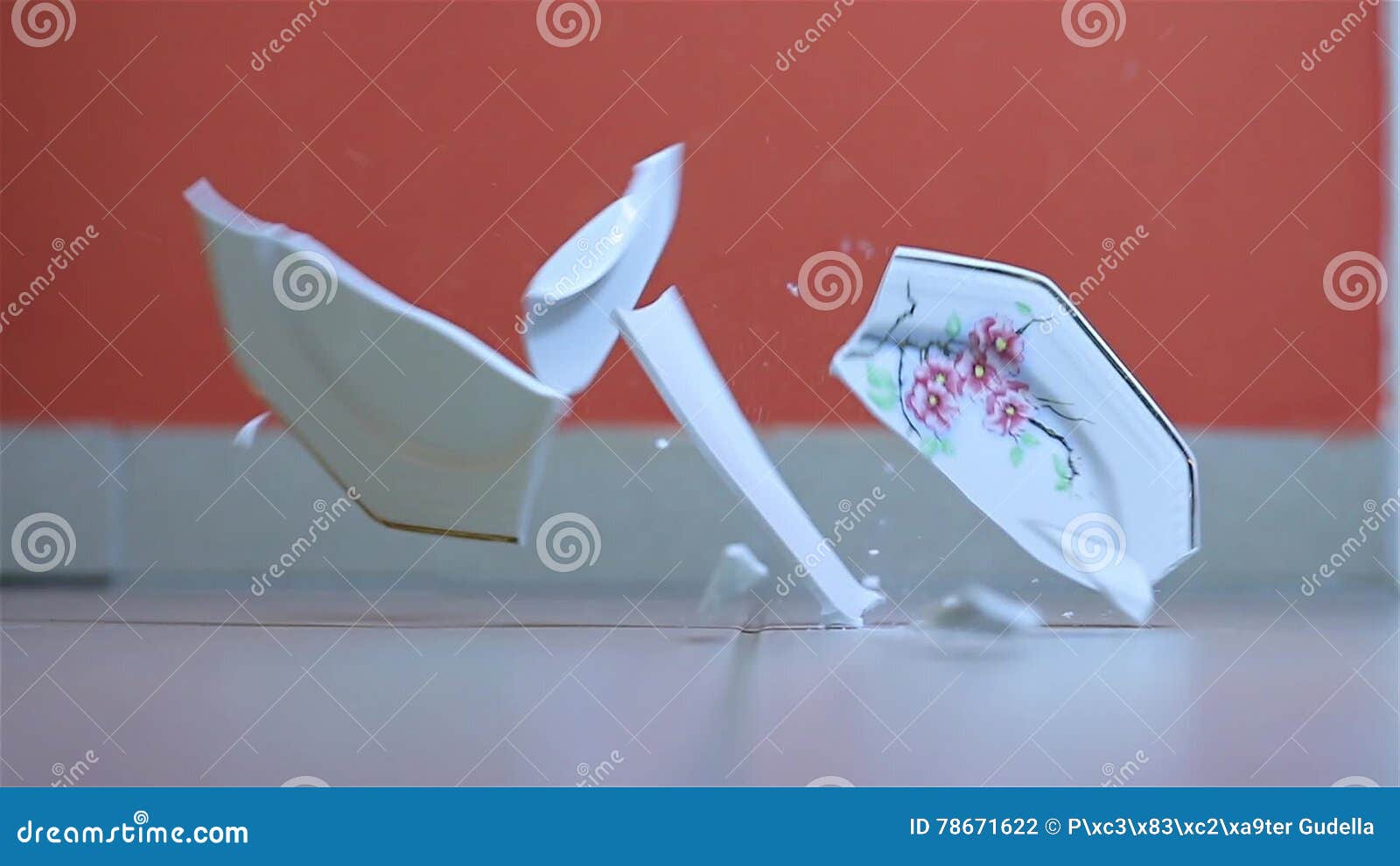 Plate hitting the ground stock footage. Video of fall - 78671622