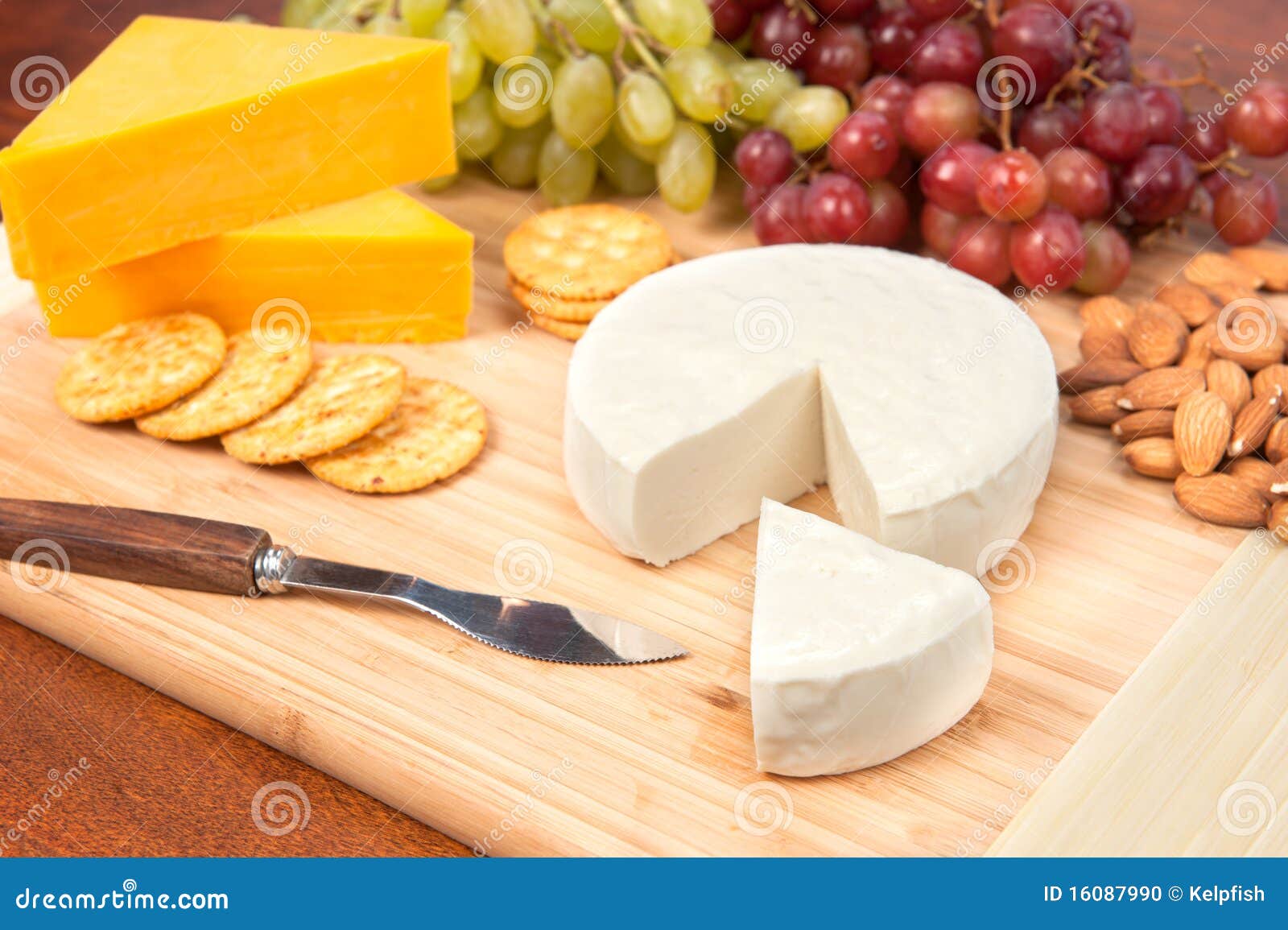 Plateau De Fromage Avec Le Fruit Photo stock - Image du jaune ...