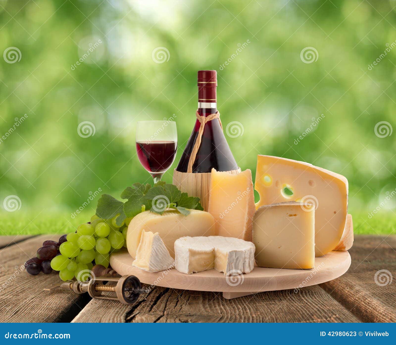 Plateau De Fromages, Raisin Et Vin Rouge Image stock - Image du gourmet ...