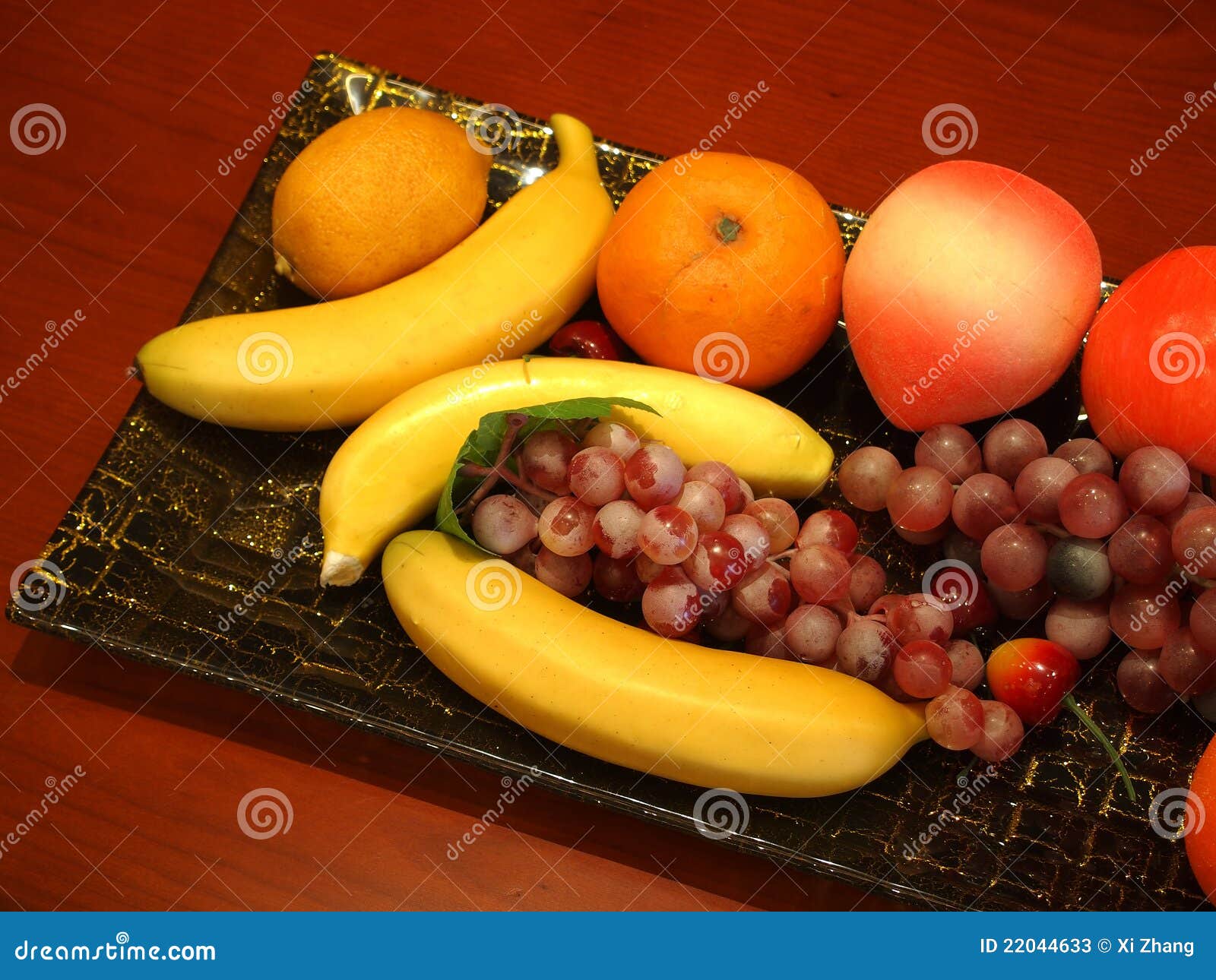 Plateau de fruit image stock. Image du mangez, régime - 22044633