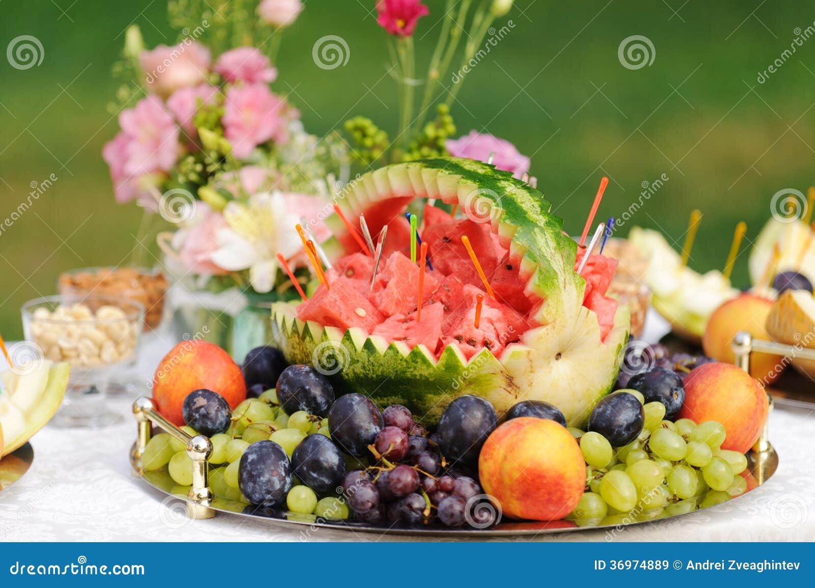 Plateau de fruit image stock. Image du centre, diner - 36974889