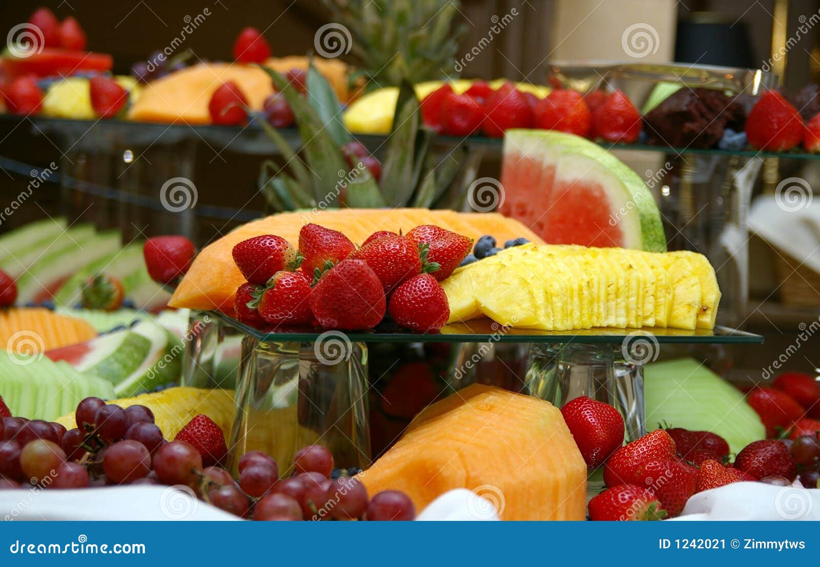 Plateau de fruit frais image stock. Image du nutritif - 1242021