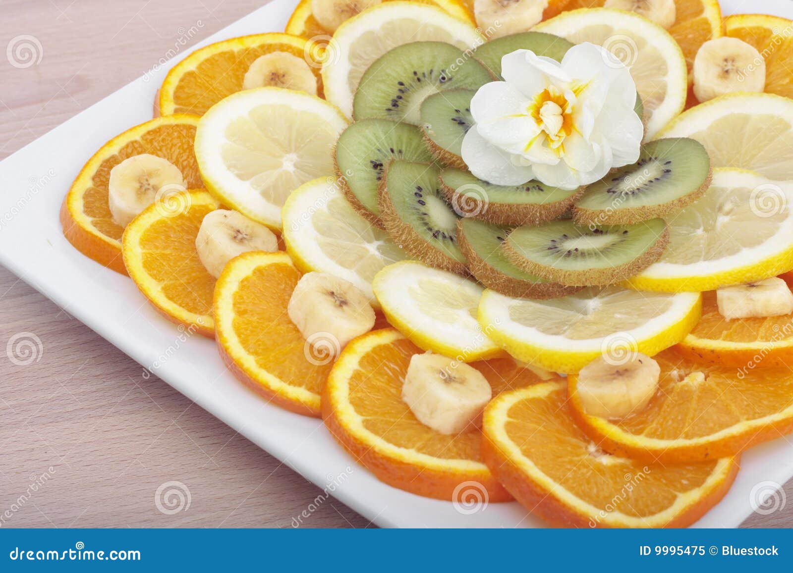 Plateau De Fruit Frais Coupé En Tranches Image stock - Image du préparé ...