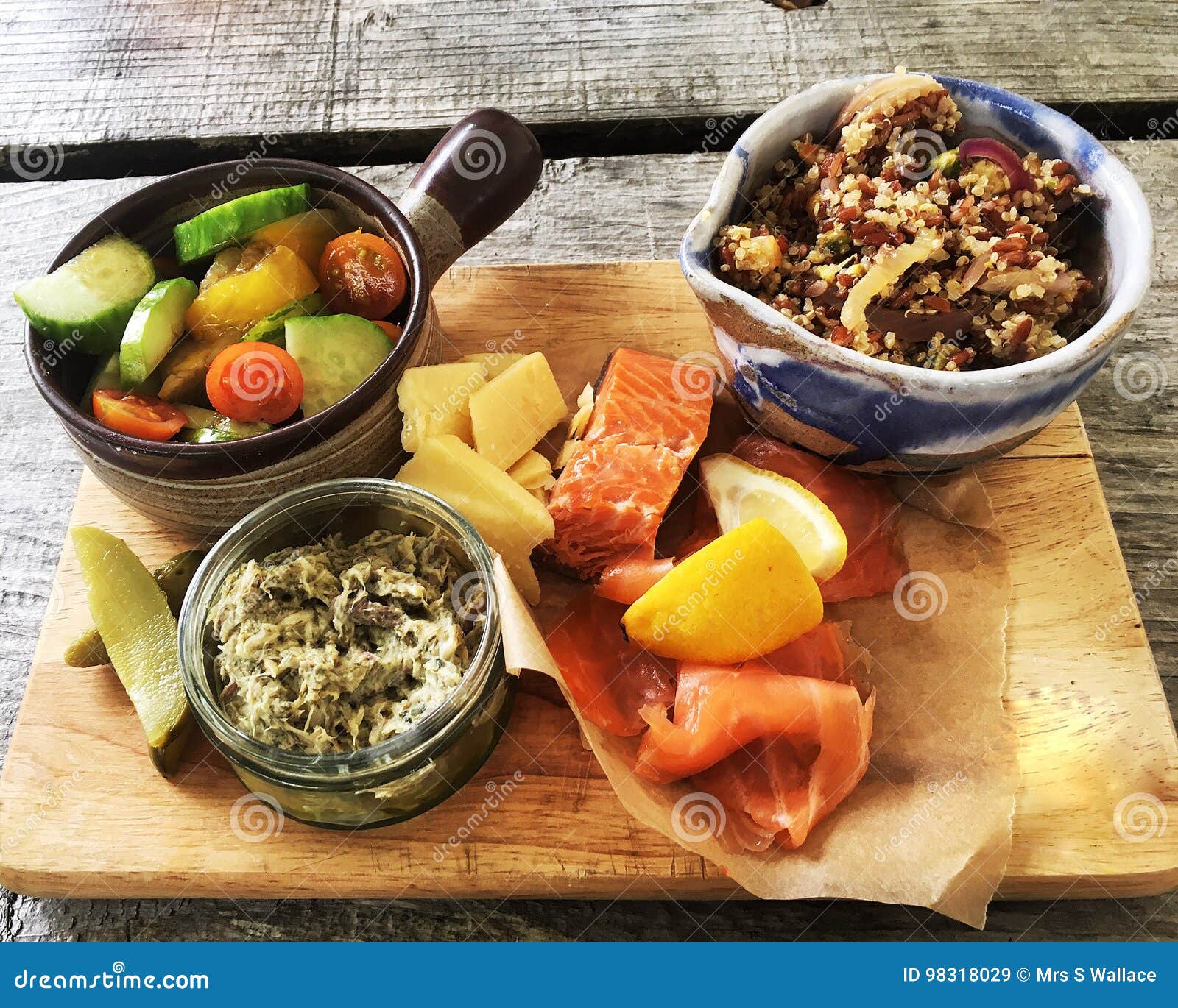 Plateau de poissons image stock. Image of saumons, déjeuner - 98318029