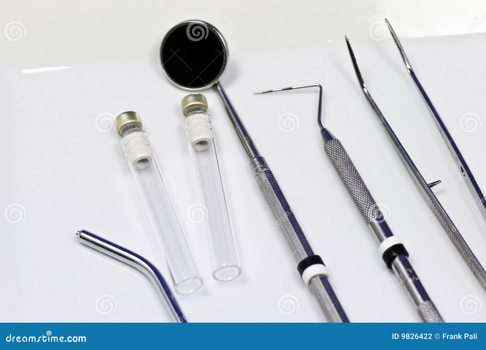 Plateau Des Instruments Dentaires Photo stock - Image du miroir, objet ...