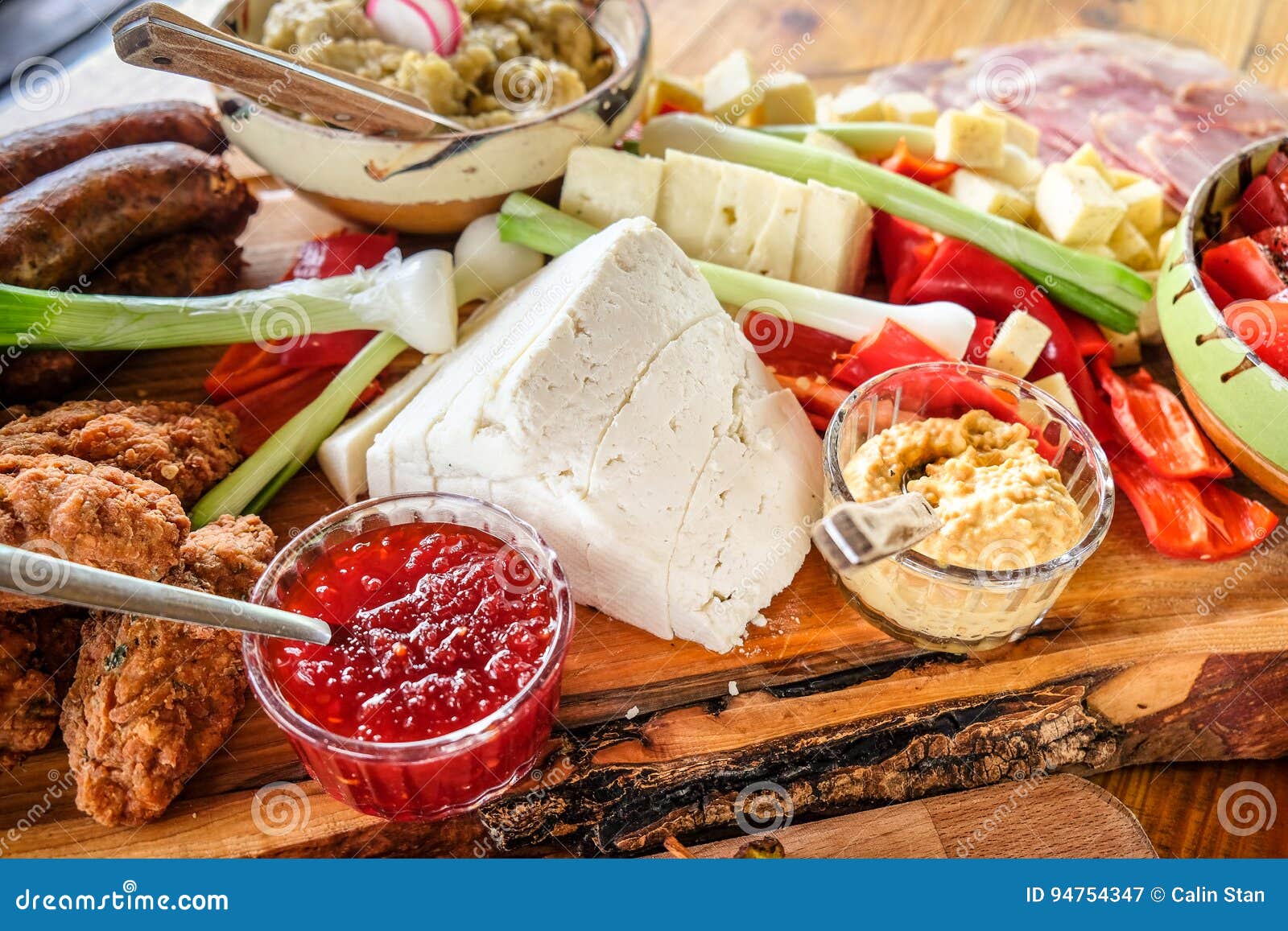 Plateau Roumain Traditionnel De Nourriture Image stock - Image of chou ...