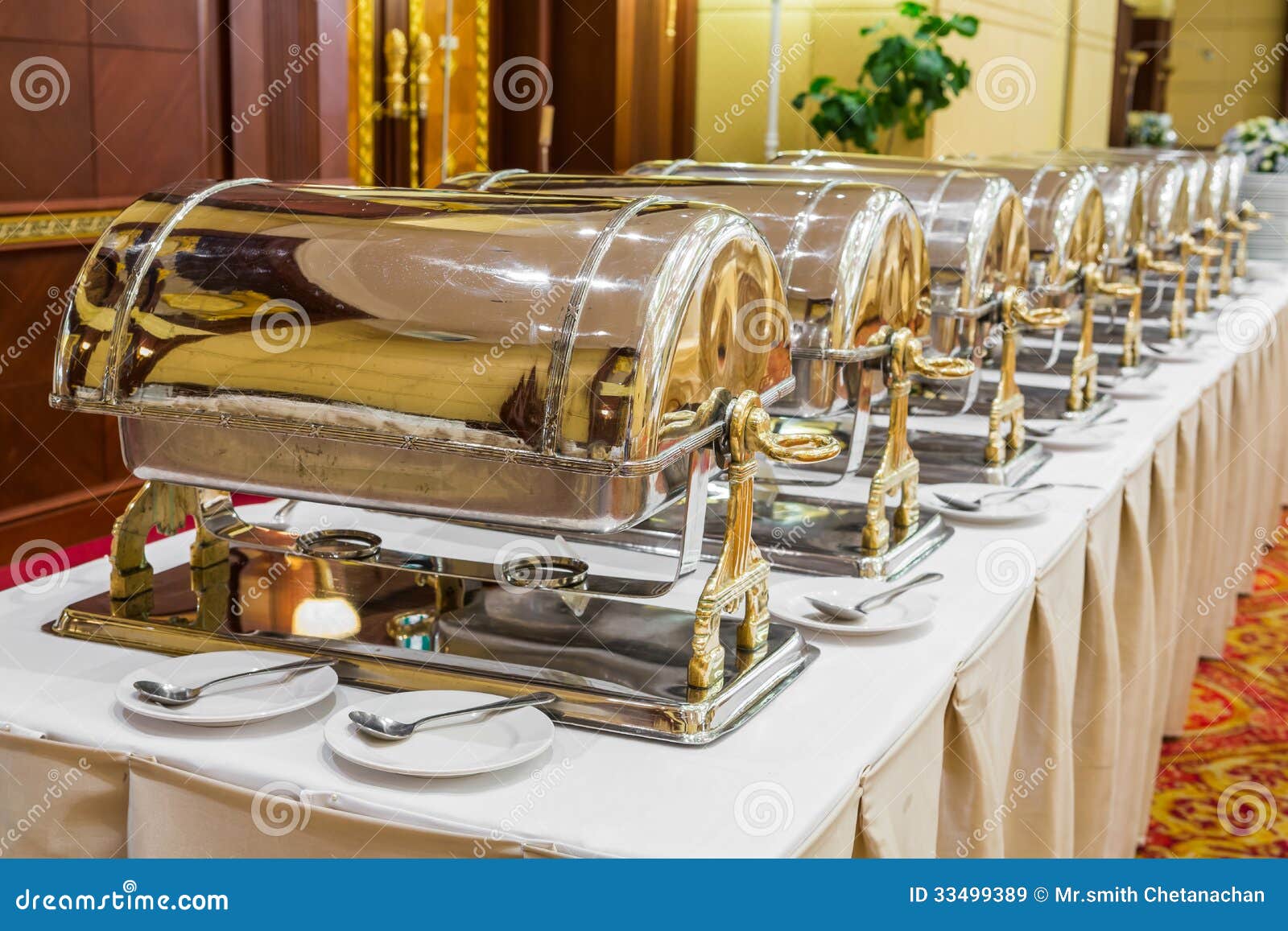 Plateaux De Chauffage Pour La Ligne De Buffet Image stock - Image du ...