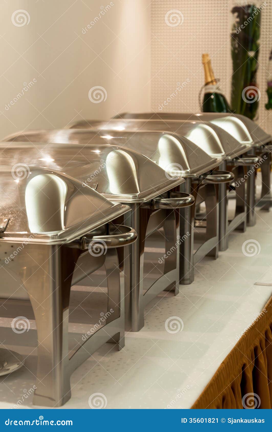 Plateaux de restauration image stock. Image du nourriture - 35601821