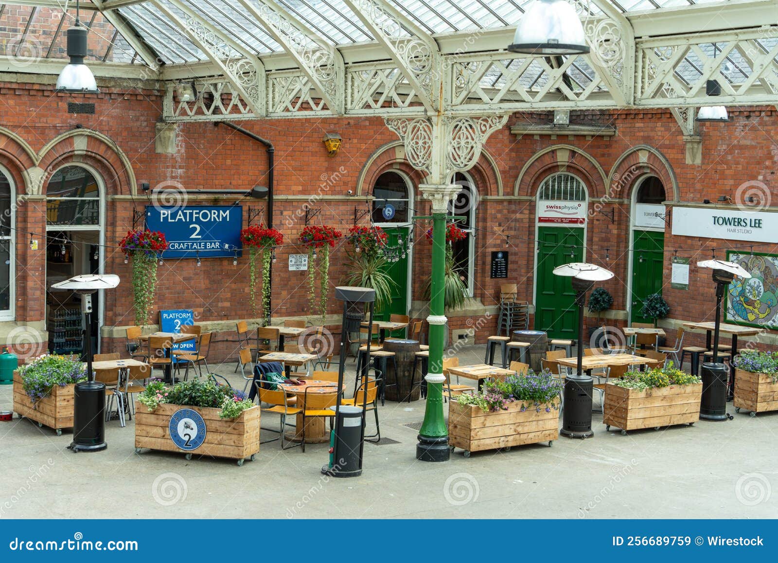 Platform 2 Craft Ale Bar at Tynemouth Station, in Tynemouth, UK ...