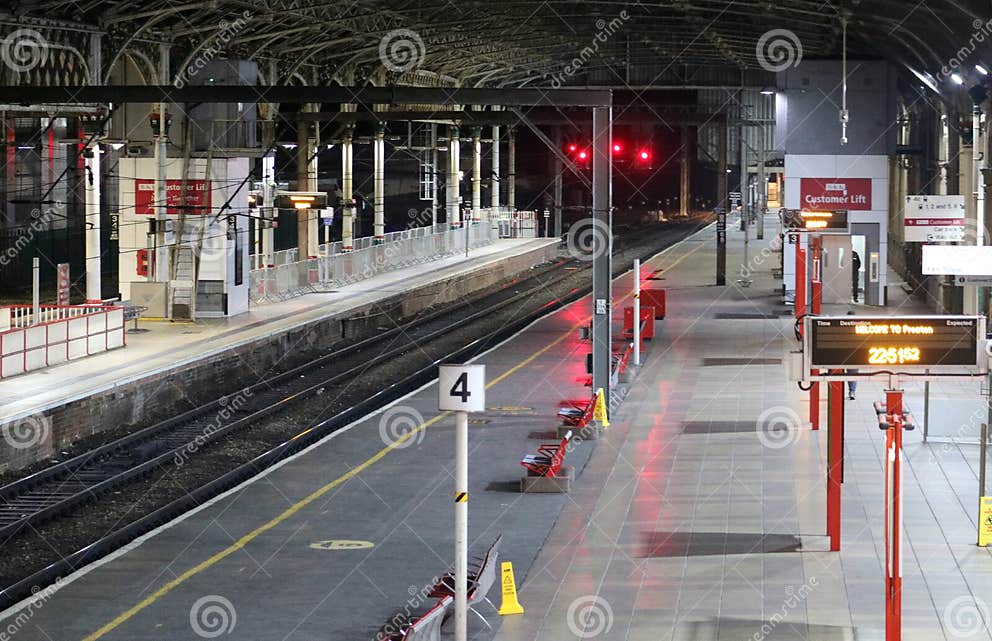 Platform 4 Preston Railway Station at Night Editorial Image - Image of ...