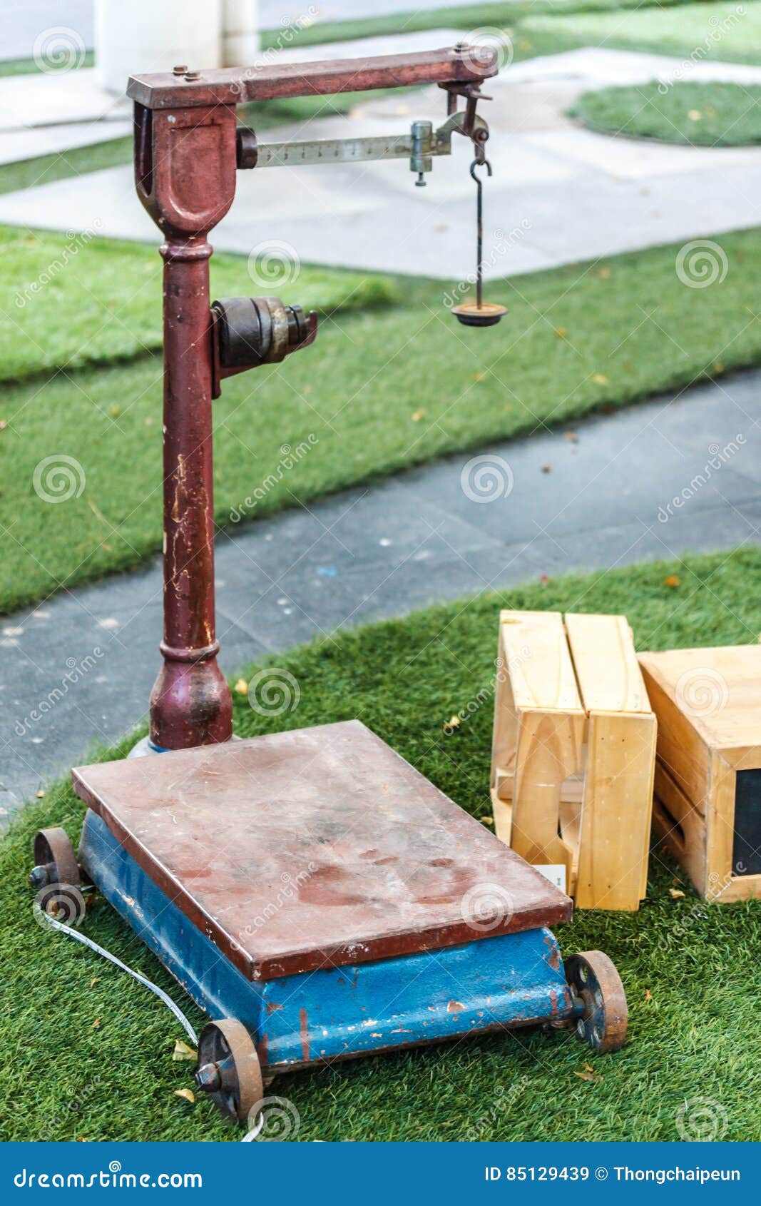 Platform Scales Iron Weighing Machine Stock Image - Image of metallic ...