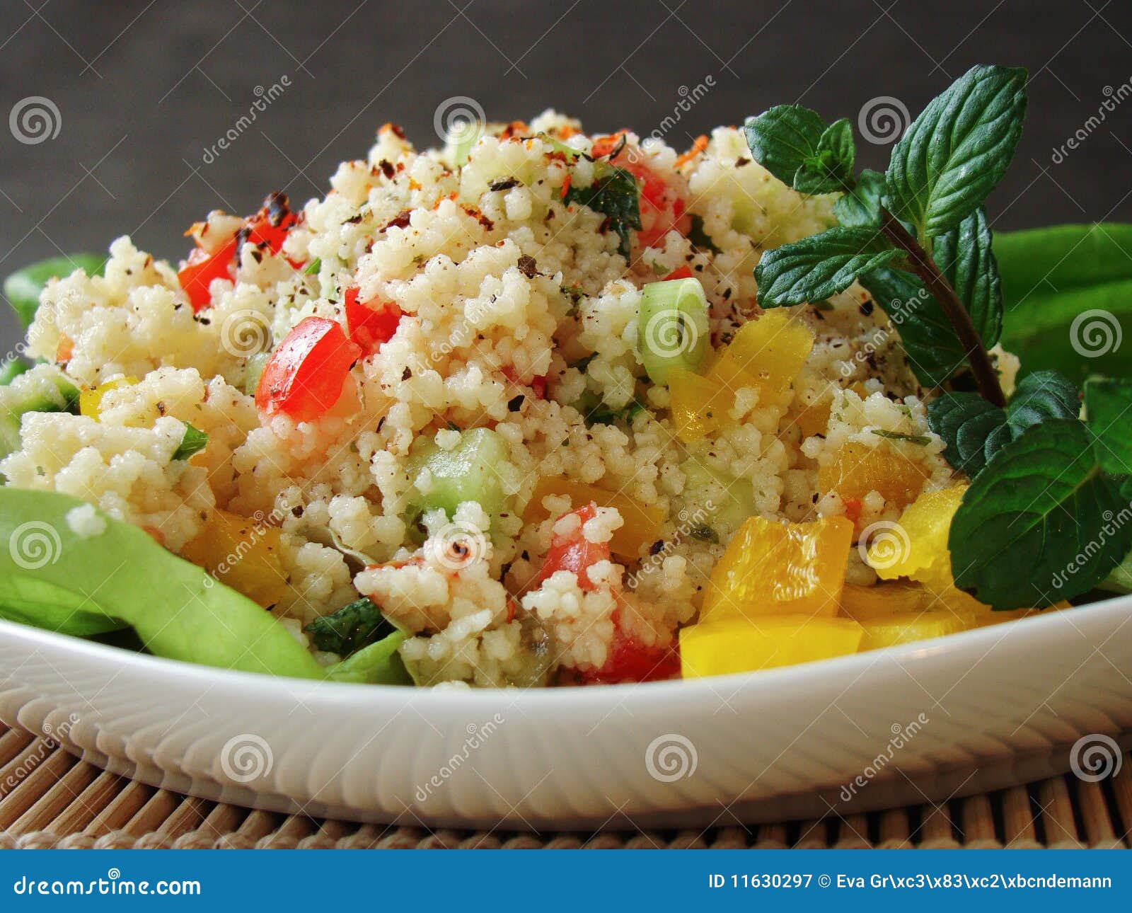 Plato árabe Del Tabouleh Con Cuscús Imagen de archivo - Imagen de ...