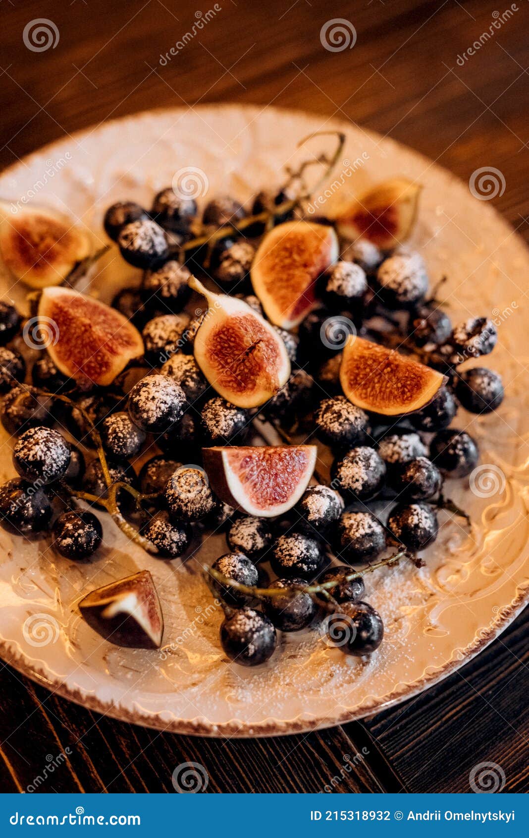 Plato buffet con frutas foto de archivo. Imagen de emparedados - 215318932