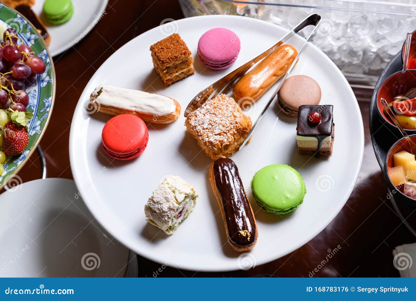 Plato Con Diferentes Tipos De Tarta Foto de archivo - Imagen de ...