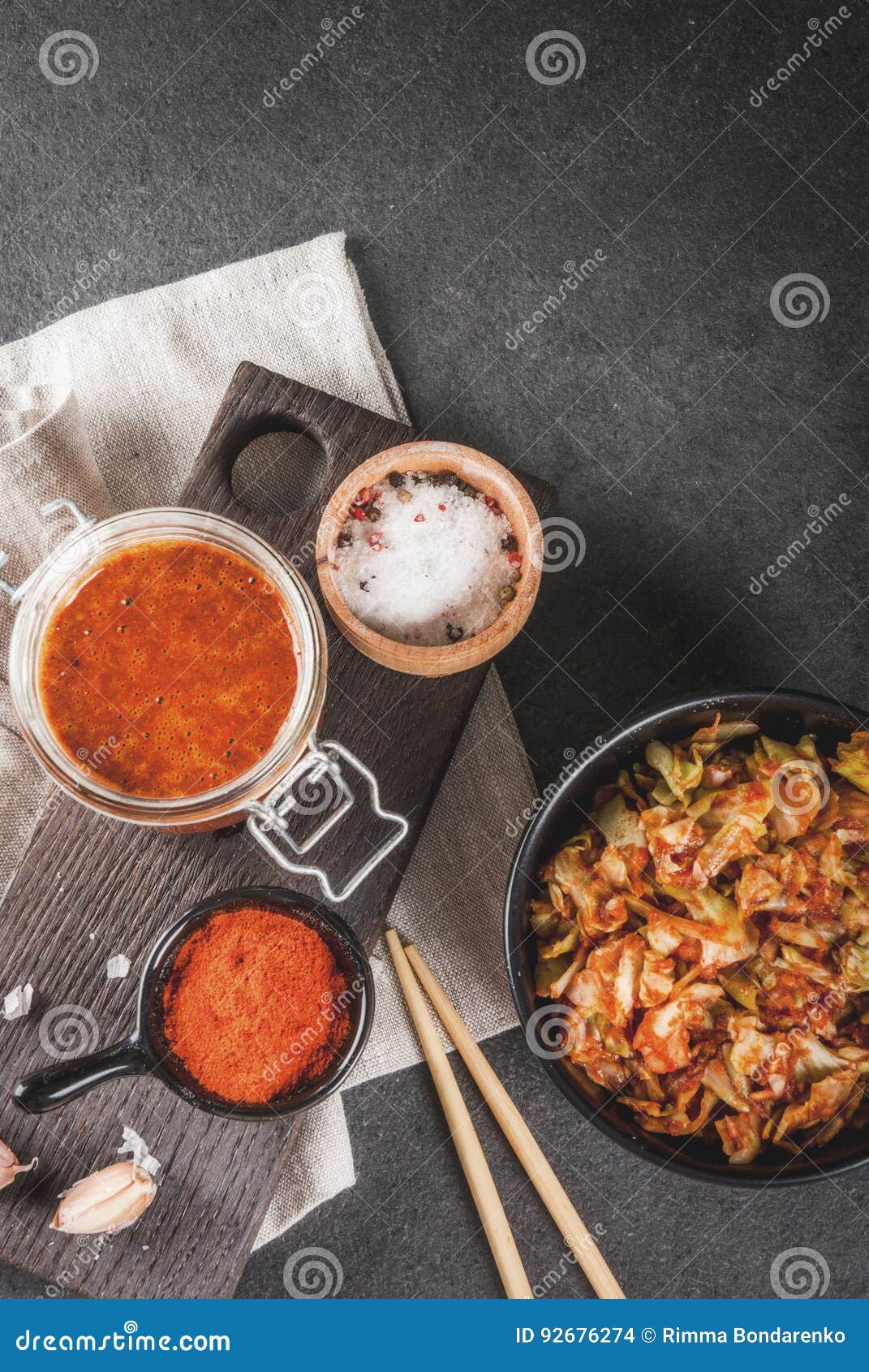 Plato coreano, kimchi foto de archivo. Imagen de fondo - 92676274