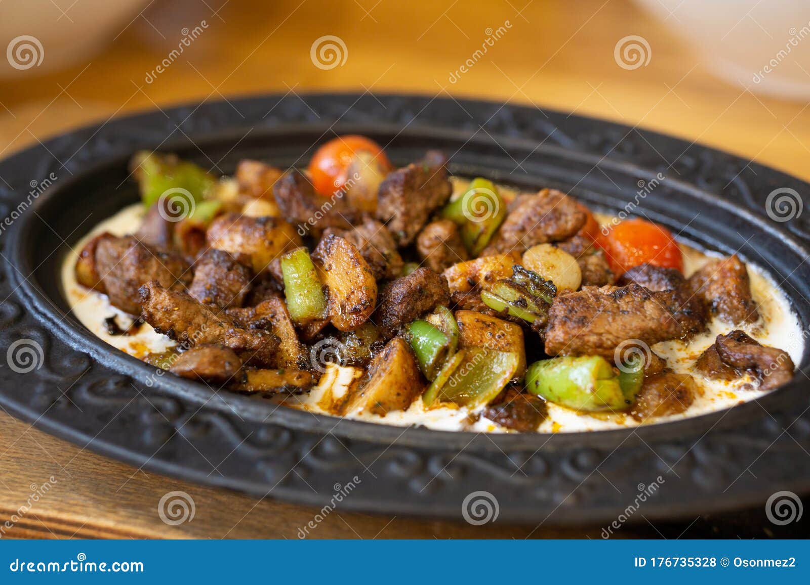 Plato De Asado De Carne De Restaurante Turco Foto de archivo - Imagen ...