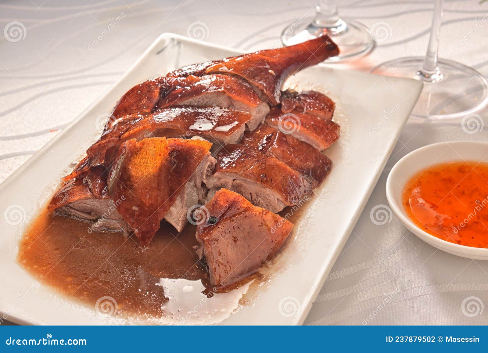 Plato de oca asado foto de archivo. Imagen de porcelana - 237879502