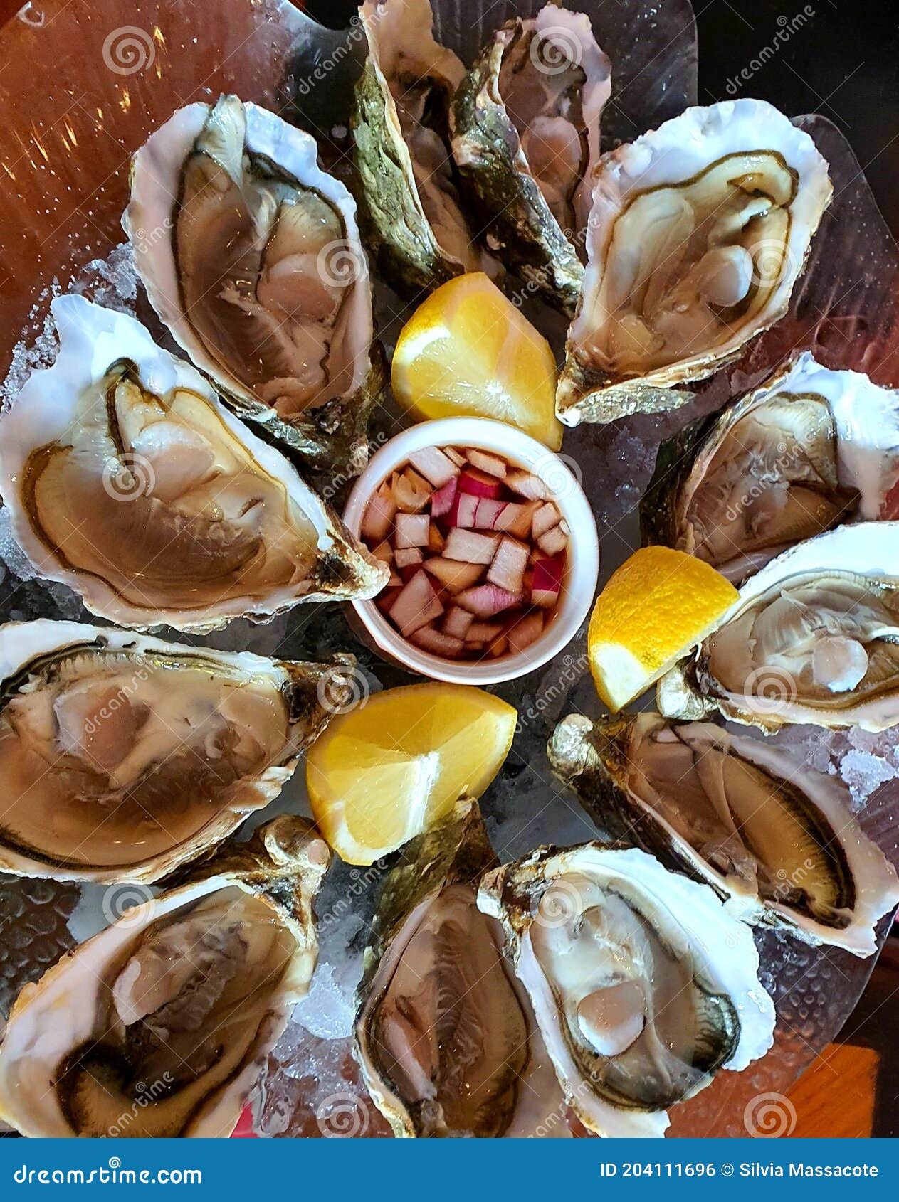 Plato de ostras foto de archivo. Imagen de ostras, alimento - 204111696