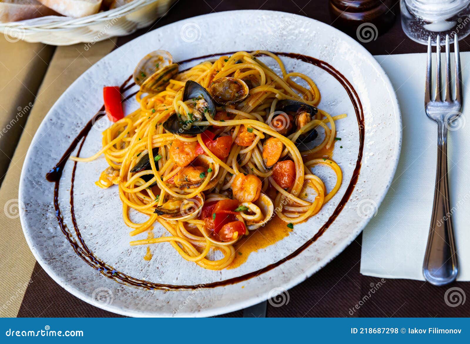 Plato De Pasta Con Mariscos Foto de archivo - Imagen de cocinado ...