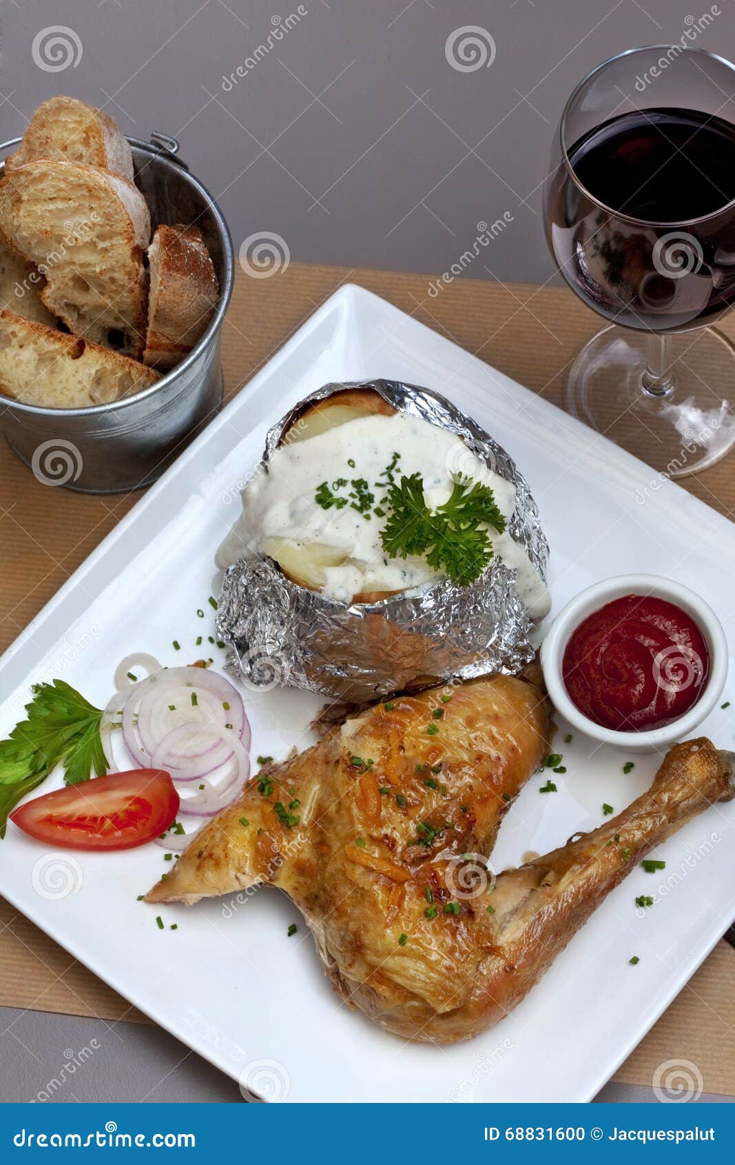 Plato De Pollo En Una Placa Foto de archivo - Imagen de salsa, patata ...