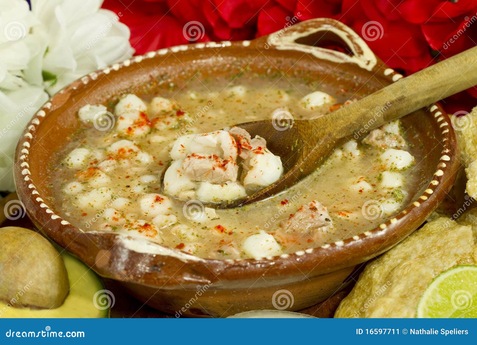 Plato mexicano de Pozole imagen de archivo. Imagen de tomate - 16597711