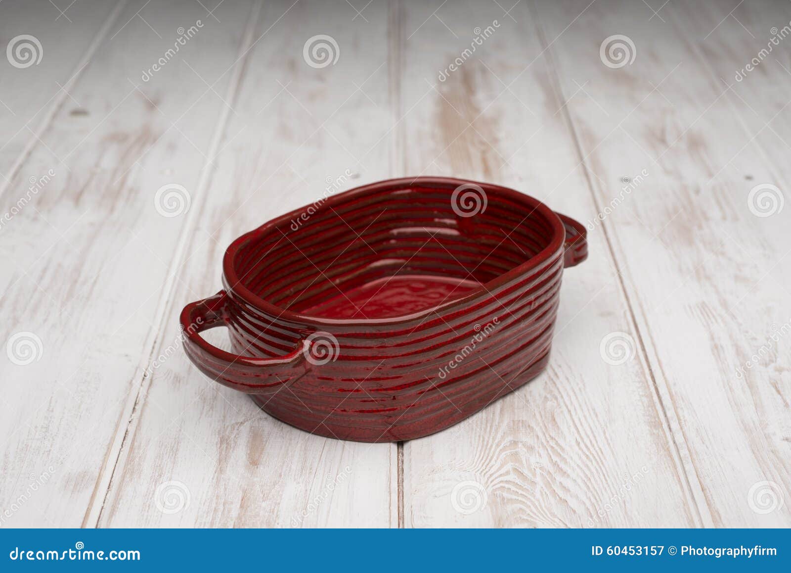 Plato Profundo Rectangular Redondeado Rojo En El Panel De Madera Blanco ...