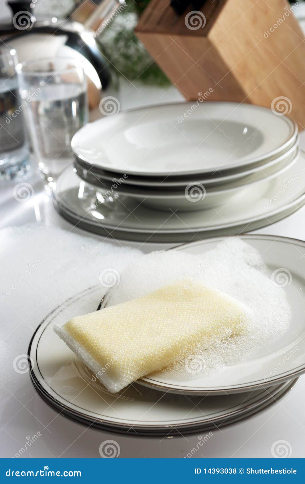 Plato que se lava foto de archivo. Imagen de casa, alimento - 14393038