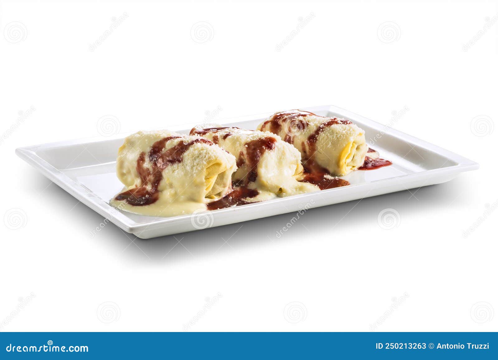 Plato Rectangular Con Rollo De Pasta Con Salsa De Carne Y Salsa De Vino ...