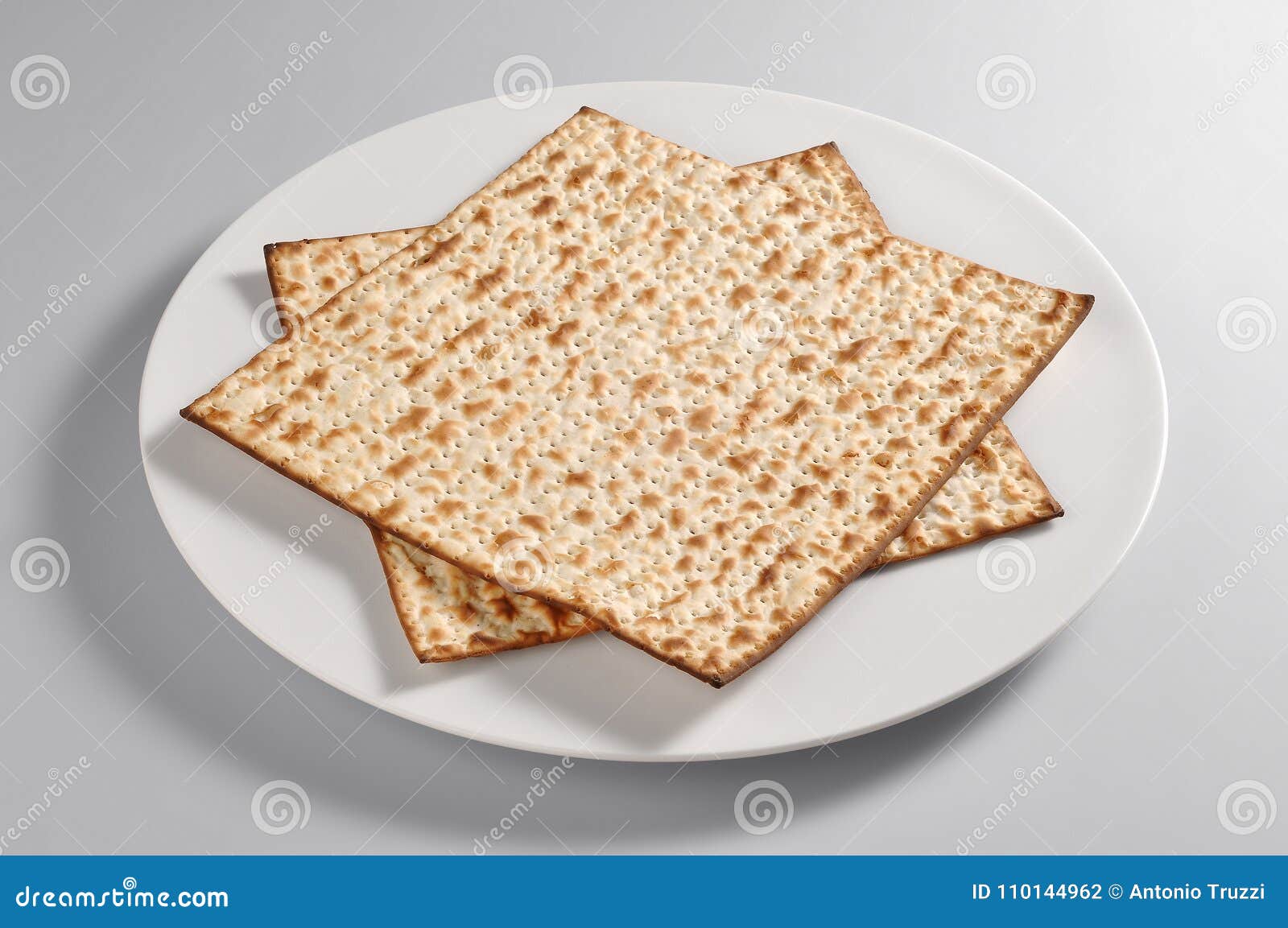 Plato Redondo Con El Pan De Azimo Foto de archivo - Imagen de ortodoxo ...