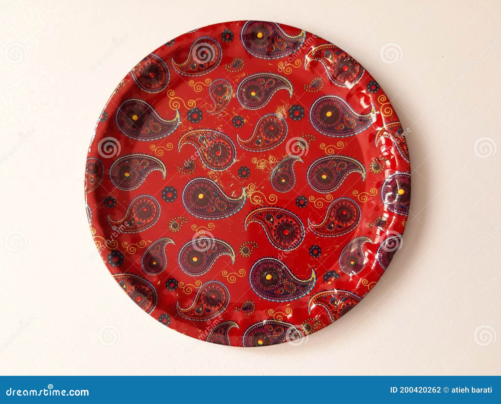 Plato rojo tradicional foto de archivo. Imagen de blanco - 200420262