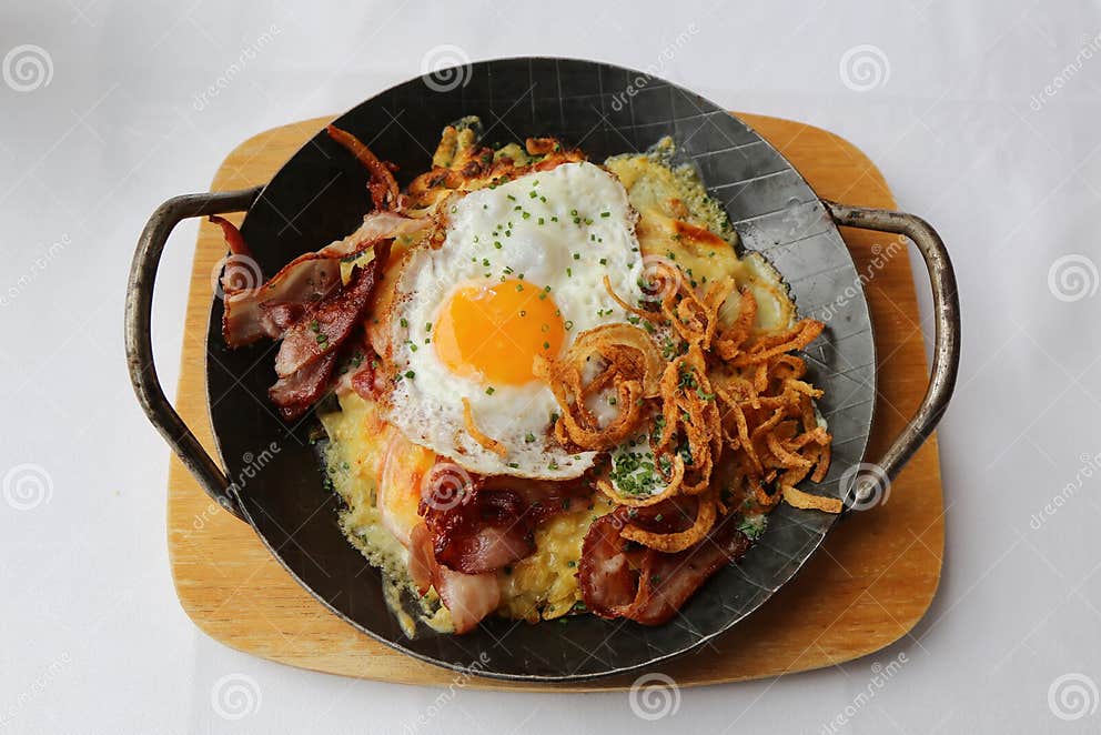 Plato Suizo Tradicional Rosti Imagen de archivo - Imagen de alimento ...
