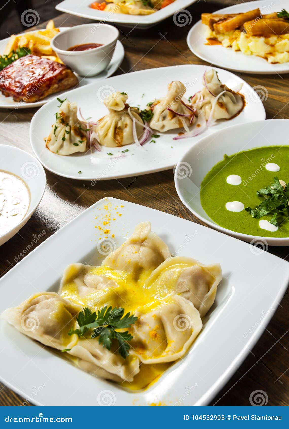 Platos con diversa comida imagen de archivo. Imagen de carne - 104532905