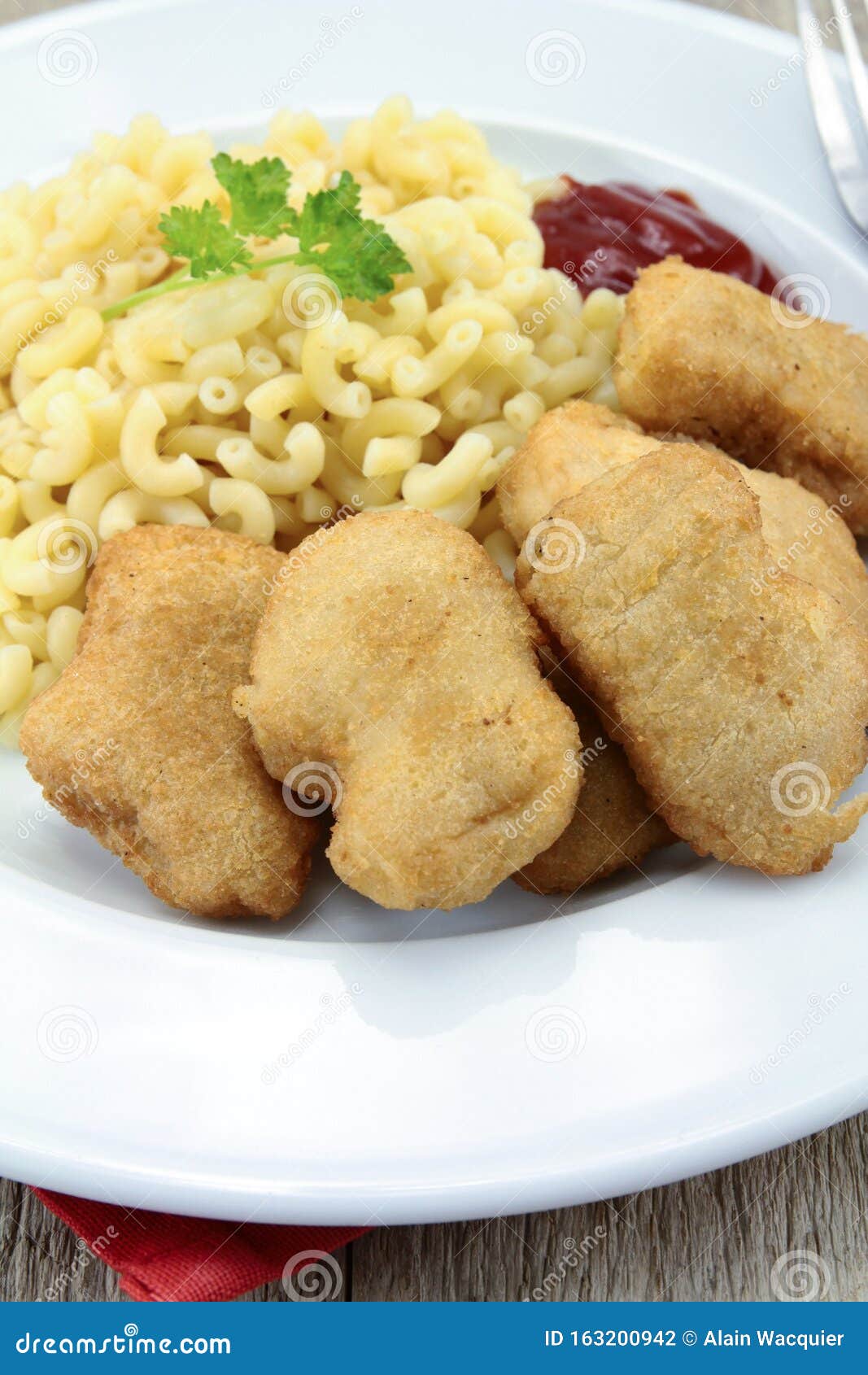 Platos De Nuggets Y Pasta De Pollo Foto de archivo - Imagen de patata ...