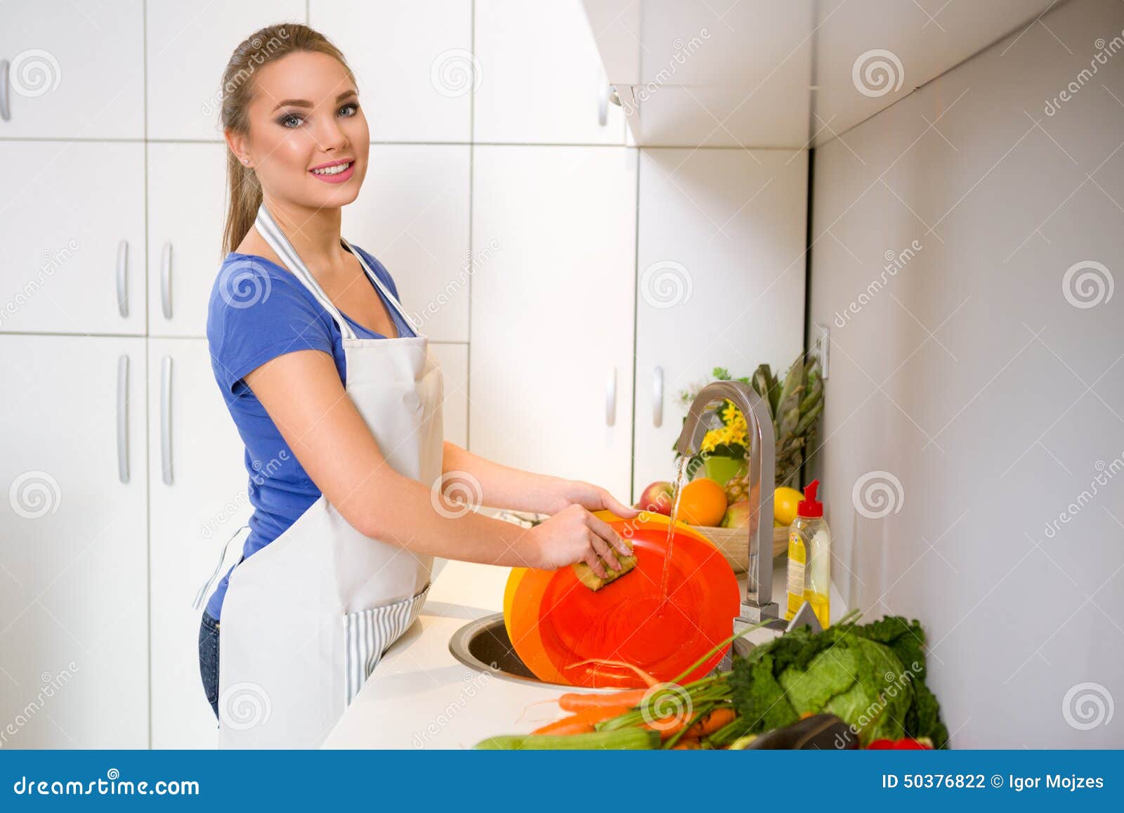Platos Que Se Lavan De La Mujer Joven Foto de archivo - Imagen de ...