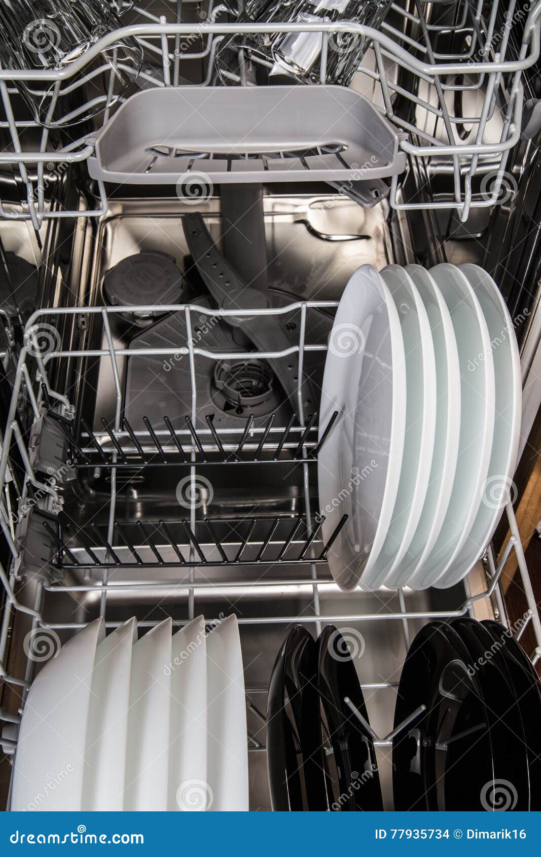 Plats Dans Une Machine Moderne De Lave-vaisselle Photo stock - Image du ...
