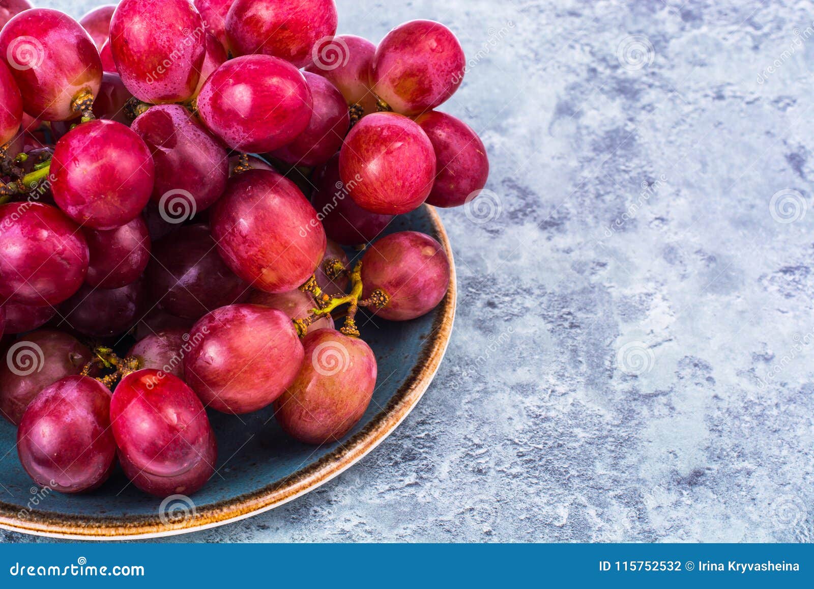 Platte Mit Bonbon, Reife Rote Trauben Stockfoto - Bild von herbst, rosa ...